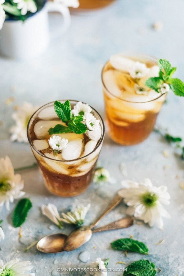 Herbal Chrysanthemum Tea (菊花茶) - Omnivore's Cookbook