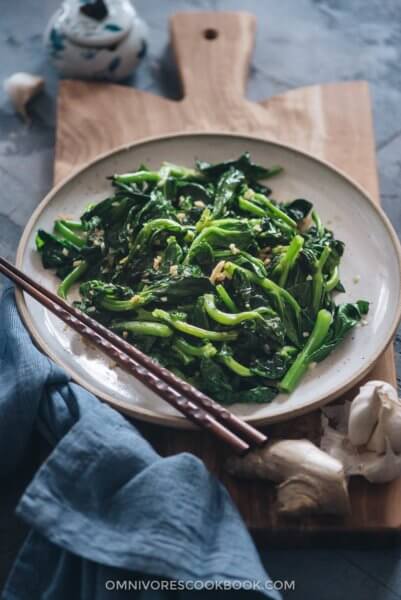 Stir-Fried Pea Shoots with Garlic (蒜蓉炒豆苗) - Omnivore's Cookbook