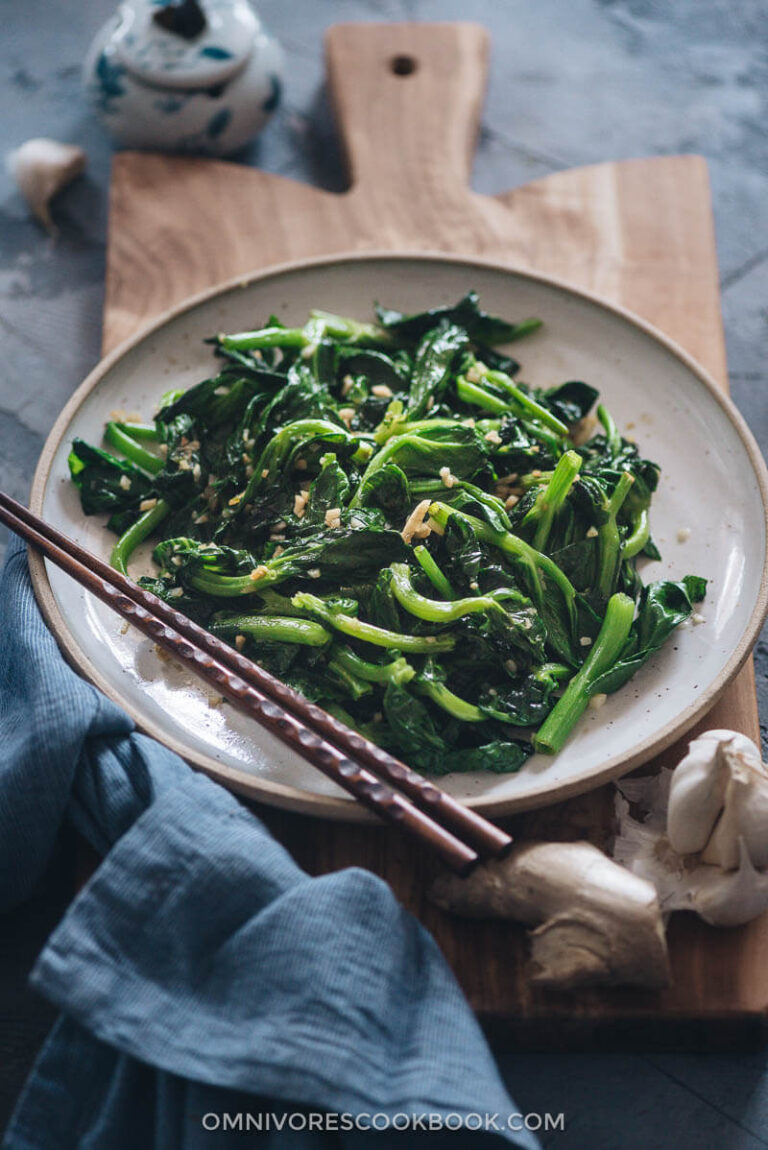 Stir-Fried Pea Shoots with Garlic (蒜蓉炒豆苗) - Omnivore's Cookbook