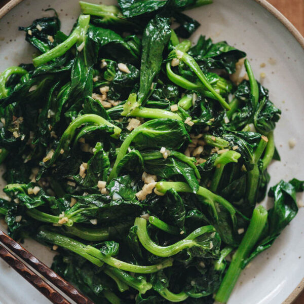 Stir-Fried Pea Shoots with Garlic (蒜蓉炒豆苗) - Omnivore's Cookbook