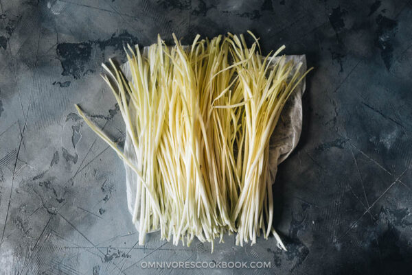 Chinese Yellow Chives and Eggs Stir Fry (韭黄炒鸡蛋) - Omnivore's Cookbook