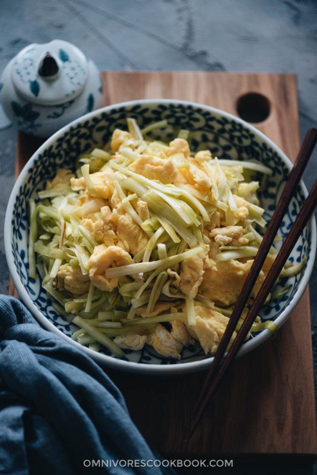 Chinese Yellow Chives and Eggs Stir Fry (韭黄炒鸡蛋) - Omnivore's Cookbook
