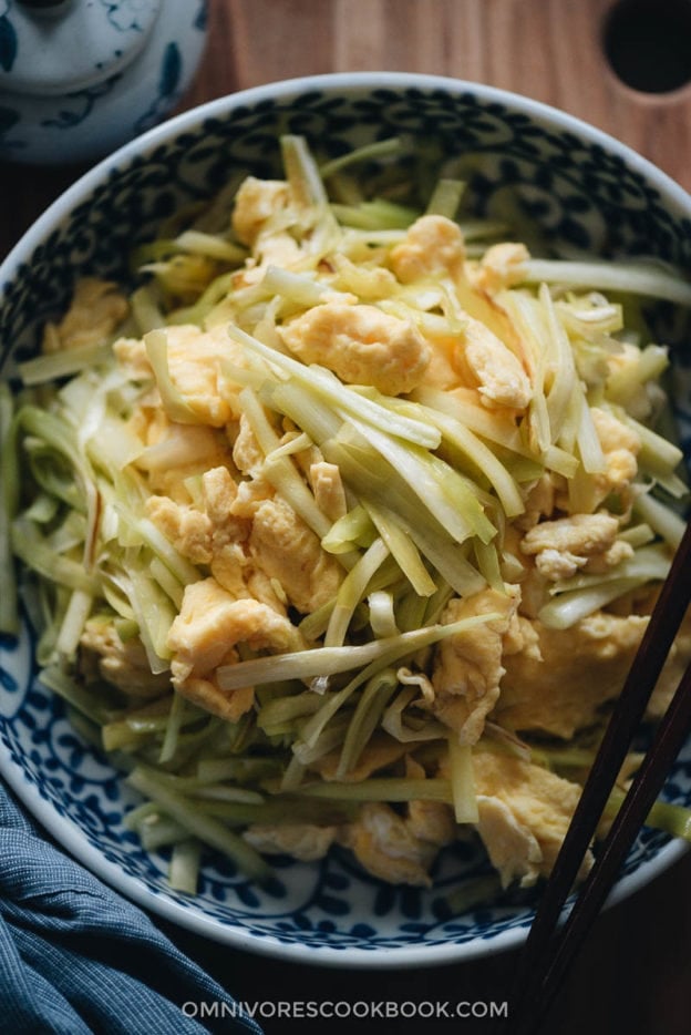 Chinese Yellow Chives and Eggs Stir Fry (韭黄炒鸡蛋) - Omnivore's Cookbook