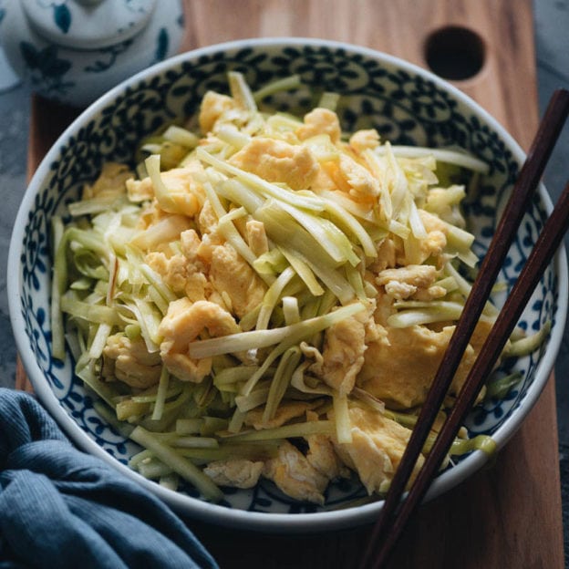 Chinese Yellow Chives and Eggs Stir Fry (韭黄炒鸡蛋) - Omnivore's Cookbook