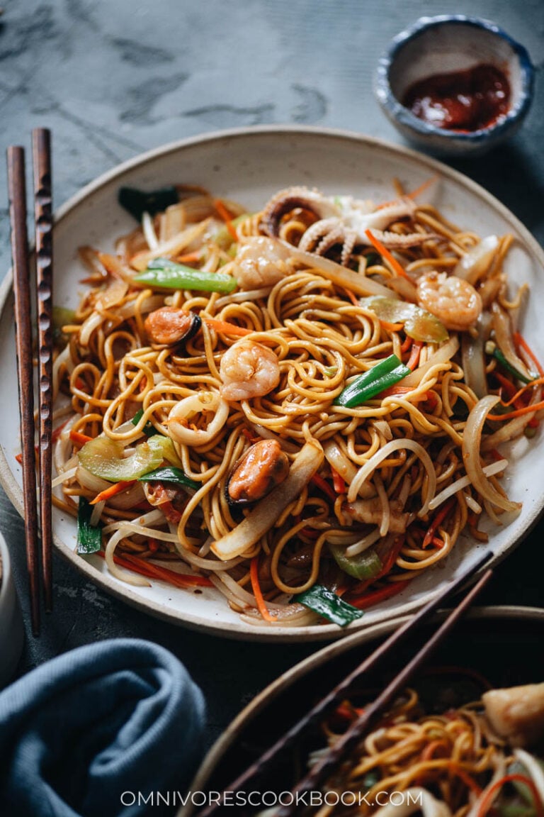 Seafood Chow Mein (海鲜炒面) - Omnivore's Cookbook