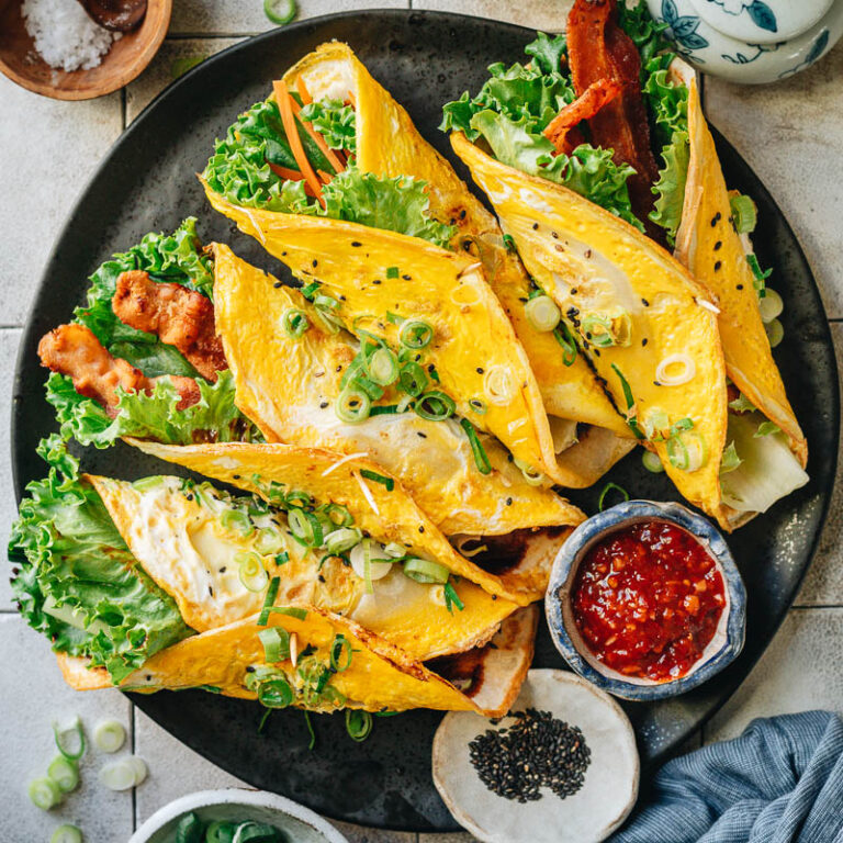 Ji Dan Bing (Chinese Breakfast Pancake, 鸡蛋饼) - Omnivore's Cookbook