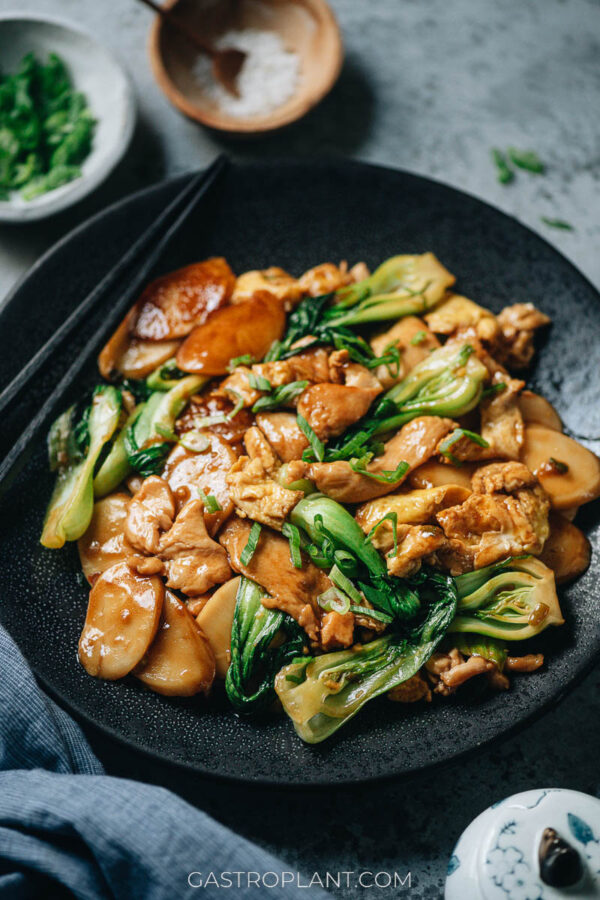 Rice Cake Stir Fry (炒年糕, Chao Nian Gao)