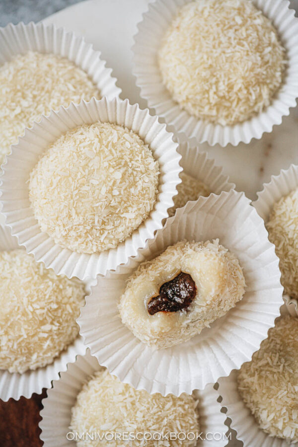Coconut Mochi (糯米滋, Lo Mai Chi) - Omnivore's Cookbook