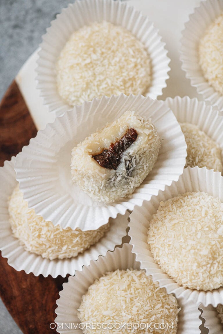 Coconut Mochi (糯米滋, Lo Mai Chi) - Omnivore's Cookbook