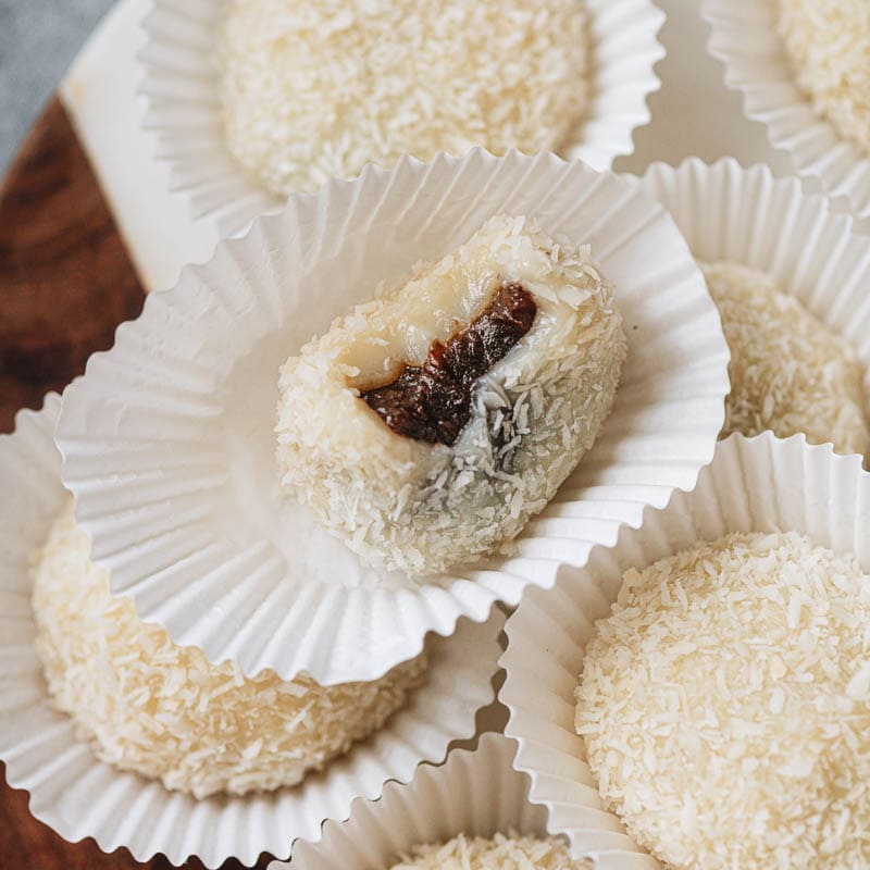 Coconut Mochi (糯米滋, Lo Mai Chi) - Omnivore's Cookbook