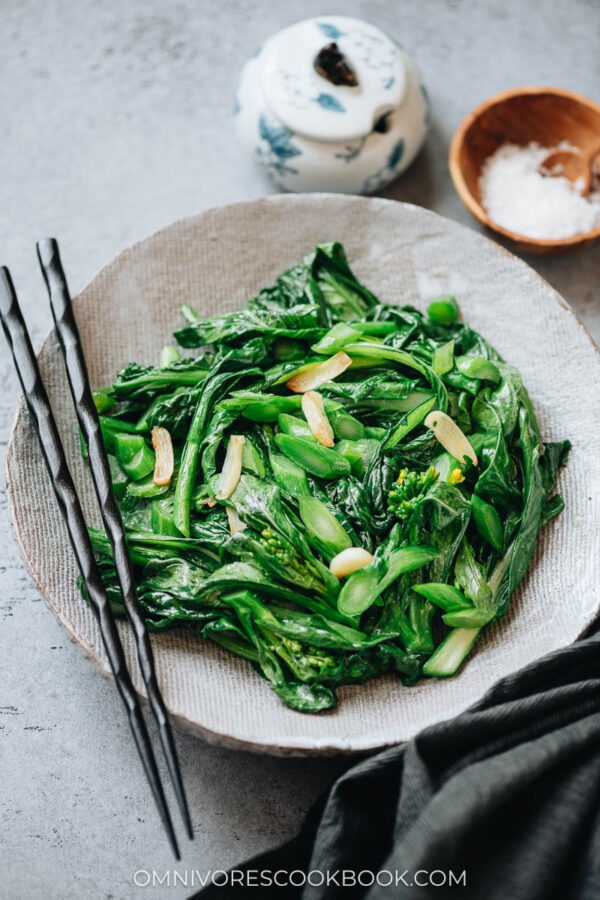 4-Ingredient Yu Choy Stir Fry (清炒菜心) - Omnivore's Cookbook