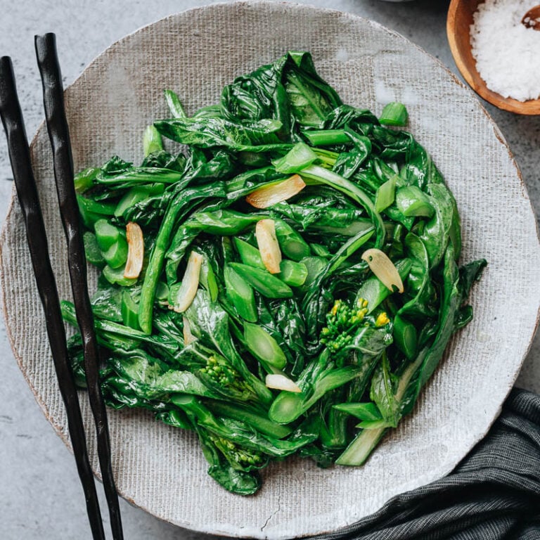 4-Ingredient Yu Choy Stir Fry (清炒菜心) - Omnivore's Cookbook