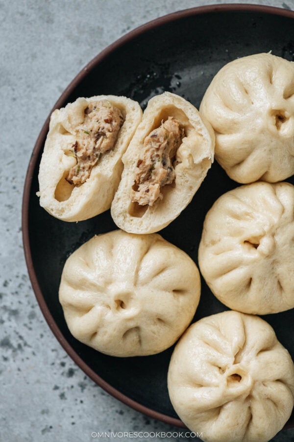 Steamed Chicken Buns (鸡肉滑鸡包) - Omnivore's Cookbook
